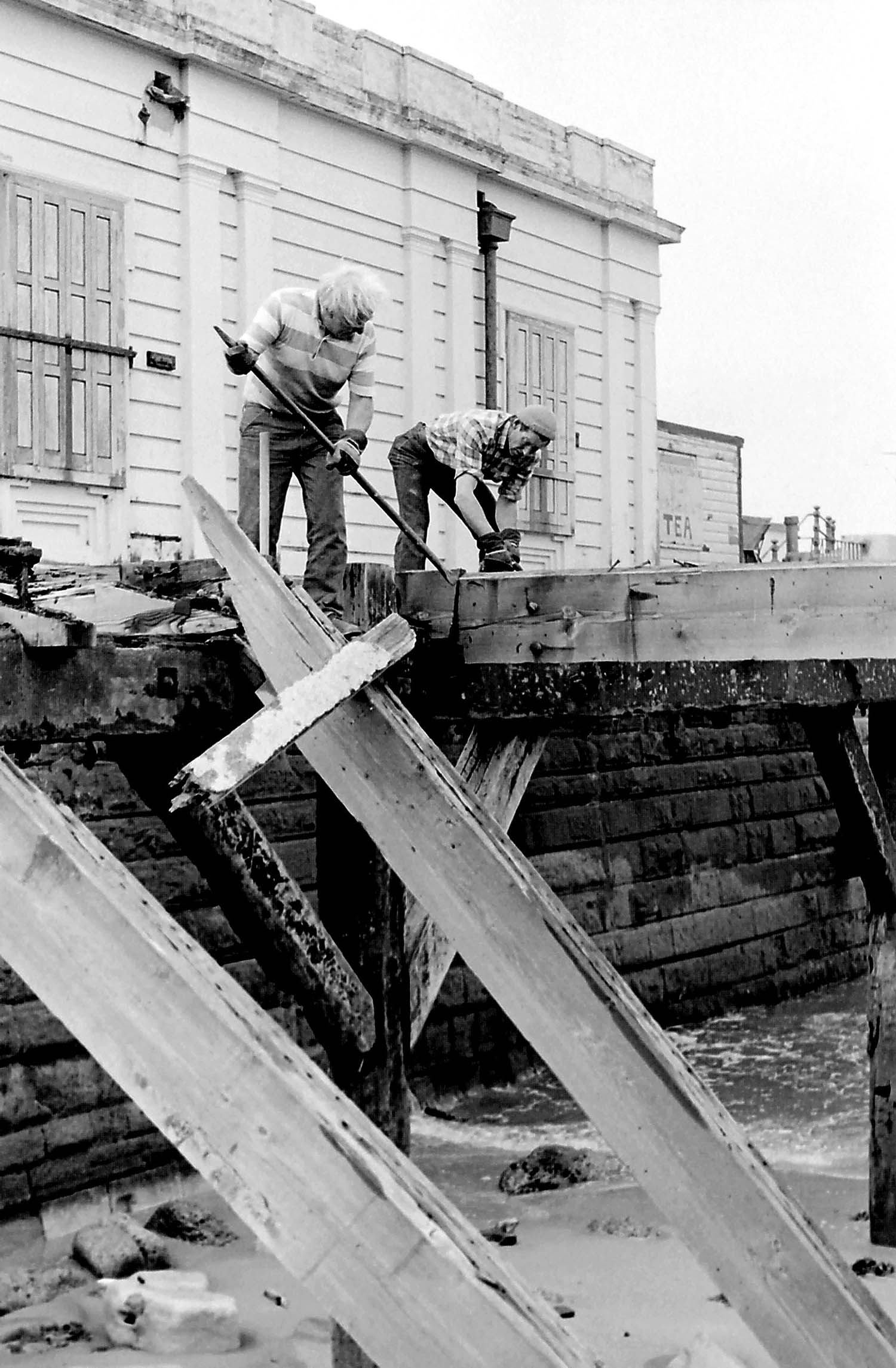 Jetty Demolition 1985 [John Robinson] | Margate History